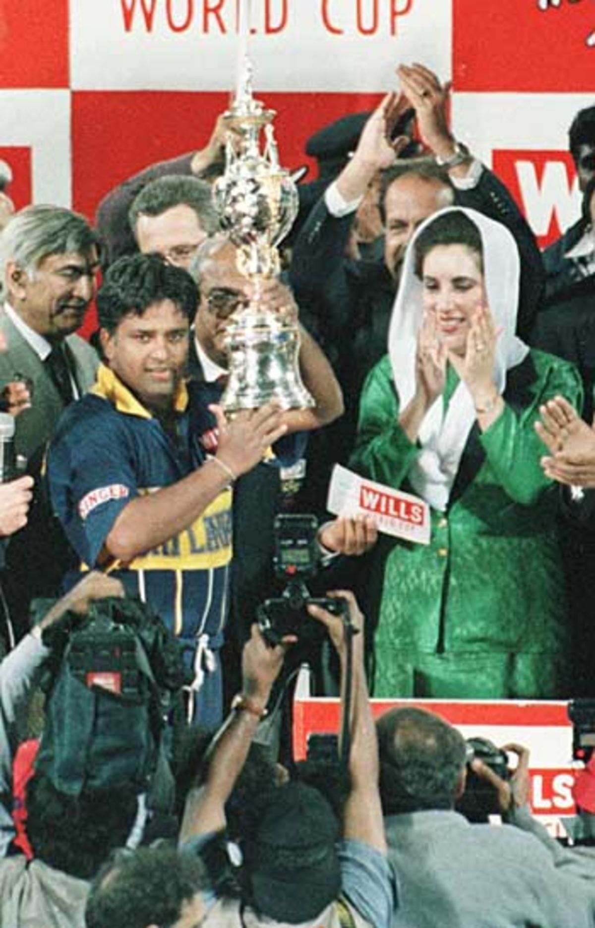 Arjuna Ranatunga holds the World Cup aloft | ESPNcricinfo.com