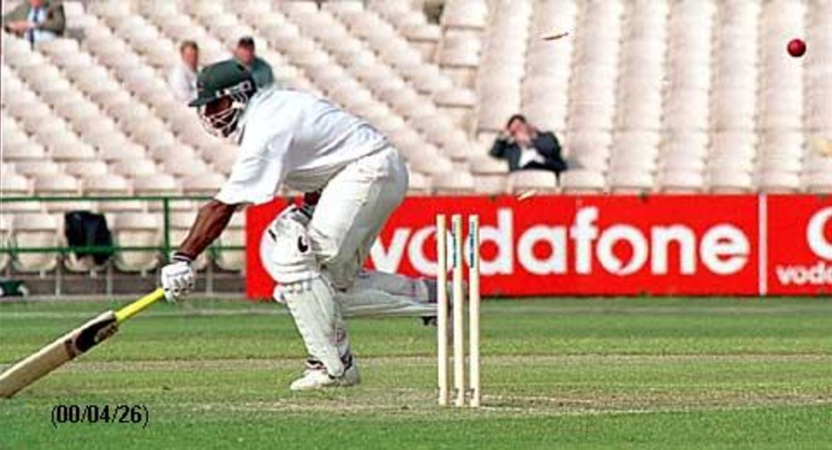 Aftab Habib survives a run-put appeal | ESPNcricinfo.com