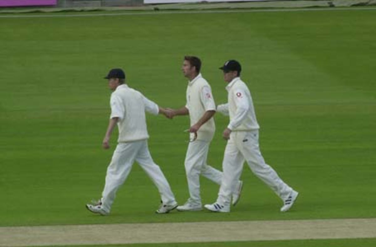 Ed Giddins gets the congratulations of Knight and Hick | ESPNcricinfo.com