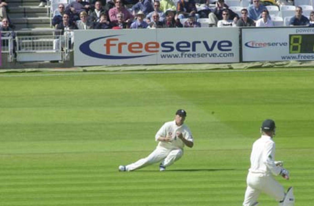 Ed Giddins gets the congratulations of Knight and Hick | ESPNcricinfo.com