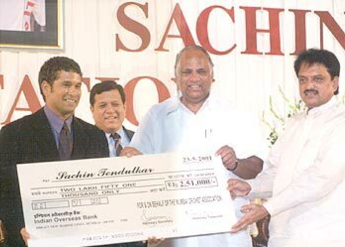 Sachin collects a cheque for Rs. 2.51 lakh | ESPNcricinfo.com