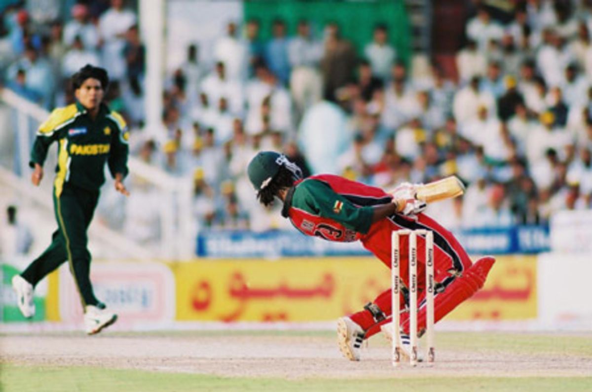 Douglas Hondo evades a Sami bouncer | ESPNcricinfo.com