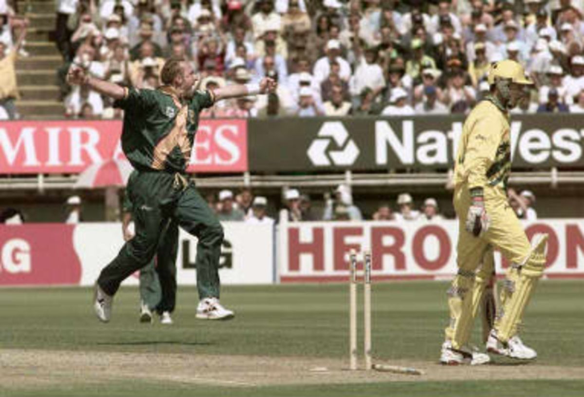 Shaun Pollock and Allan Donald congratulate each other, Australia v ...