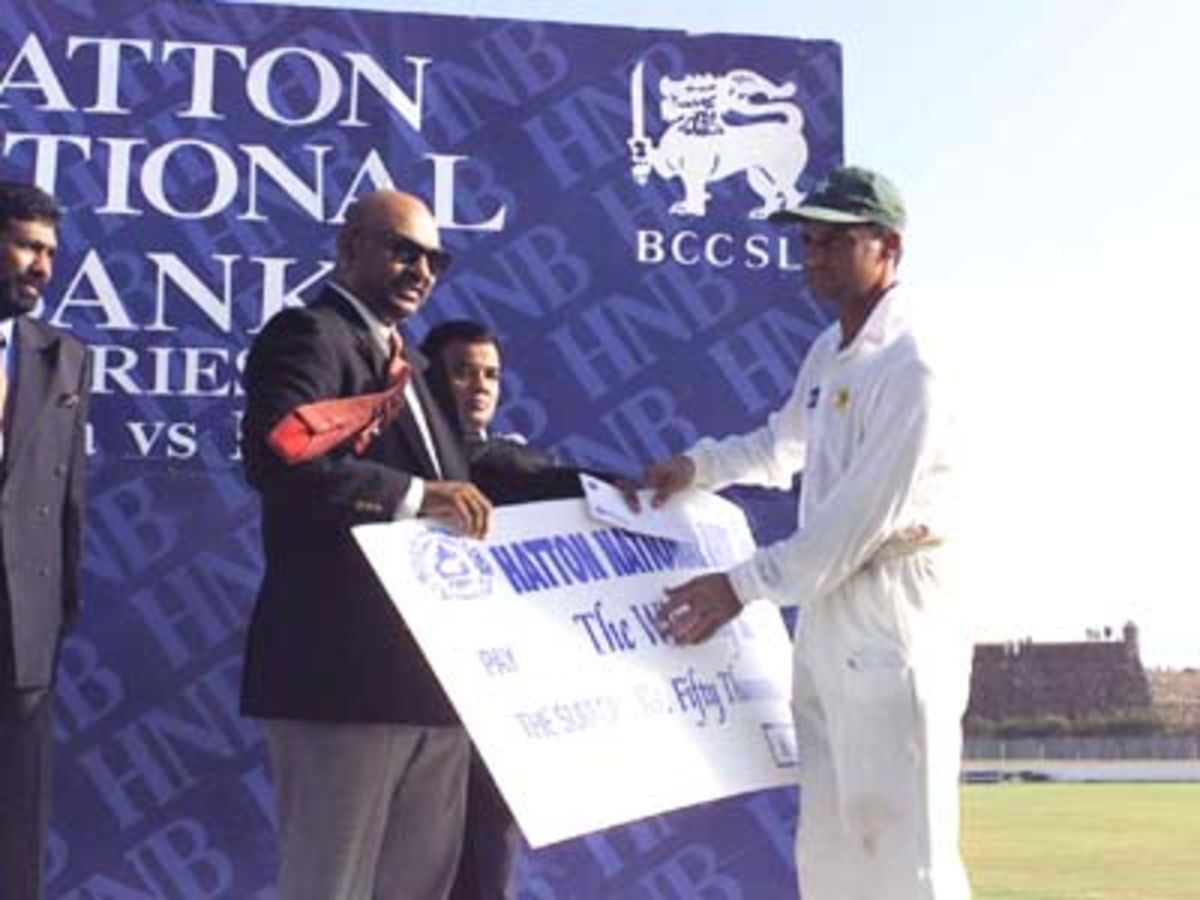 Moin Khan receives the winners cheque | ESPNcricinfo.com