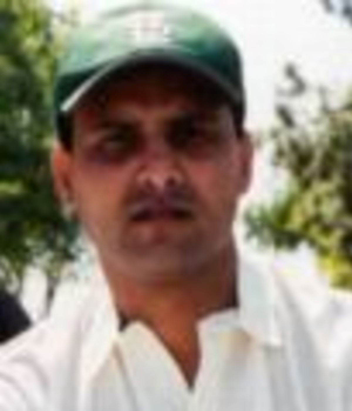 Yousuf Youhana acknowledges the applause with teammate Rashid Latif ...