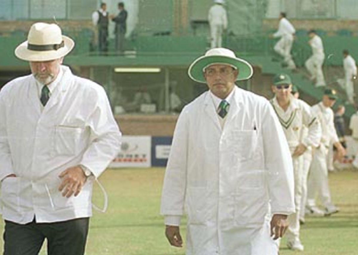 The steady and solid Shiv Sunder Das survives a loud shout from Andy ...