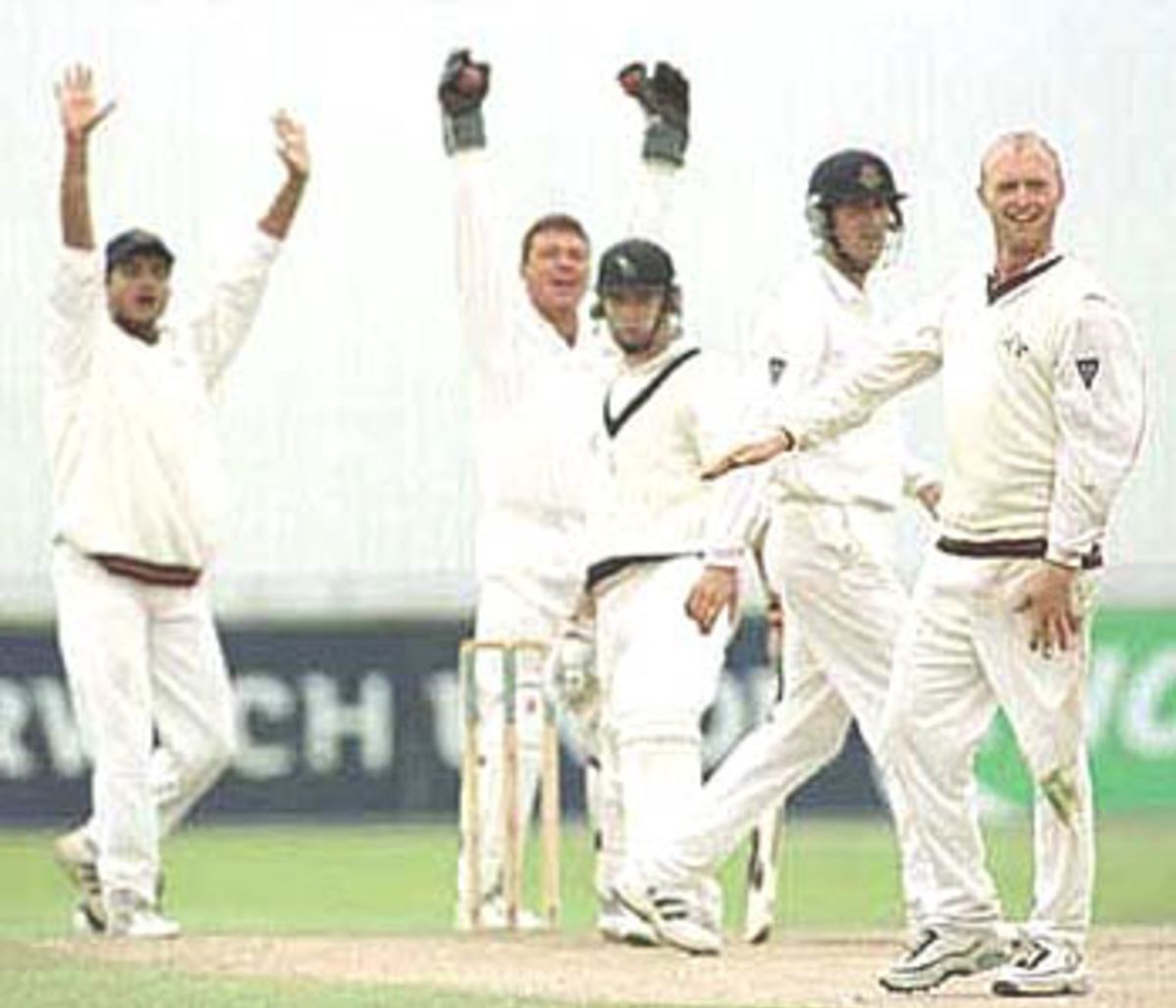 Sidebottom looks back as Michael Smethurst has him caught by Ganguly ...