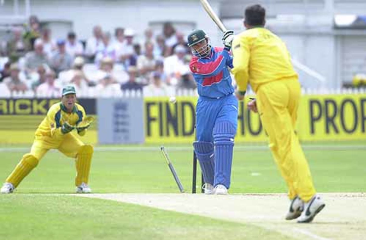 Dermot Reeve and Derek Randall patrol the covers | ESPNcricinfo.com