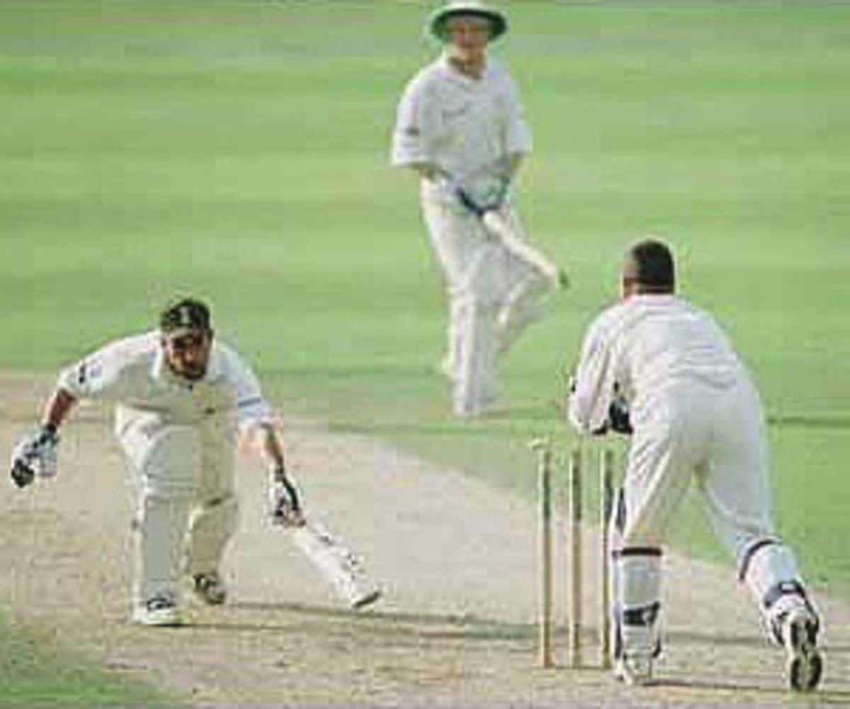 Adam Hollioake finds himself stumped by Hegg | ESPNcricinfo.com