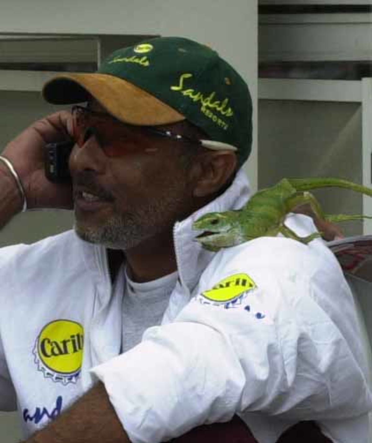 Jeff Dujon with his aide and support ??? | ESPNcricinfo.com