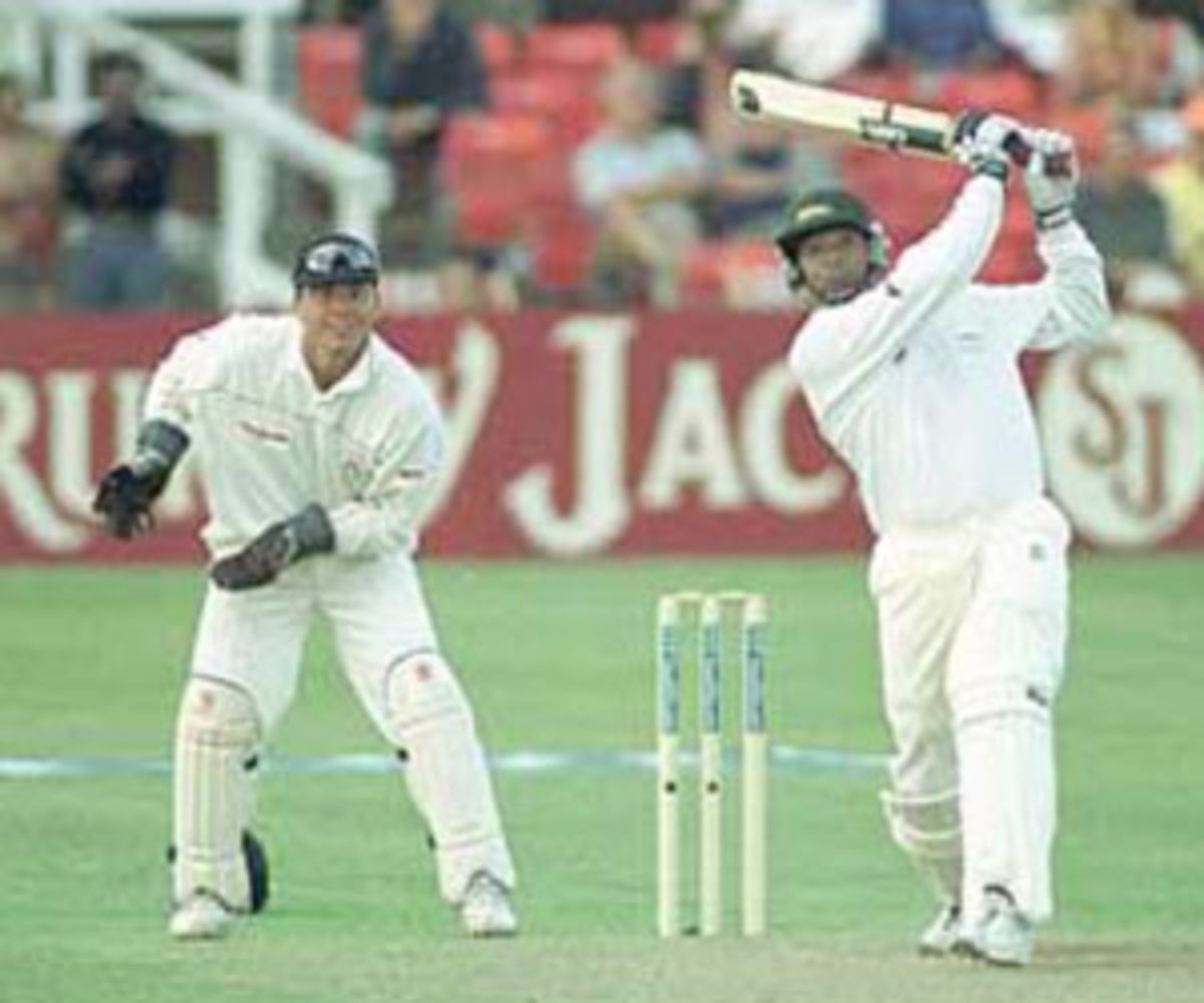 Phil DeFreitas hits Keedy for 6 | ESPNcricinfo.com