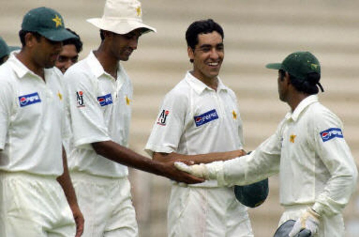 Inzam-ul-Haq acknowledges hundred | ESPNcricinfo.com