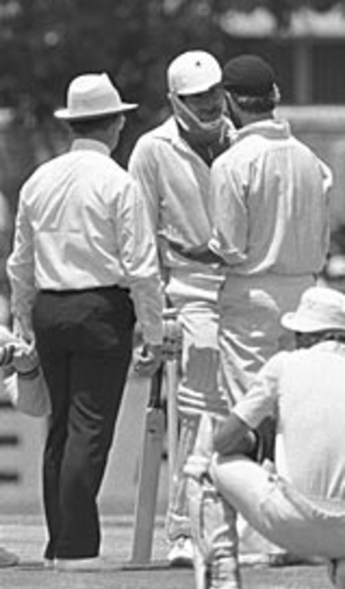 Dennis Lillee argues with umpire Max O'Connell over the legality of ...