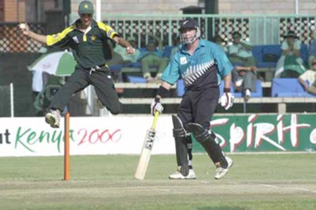 Roger Twose watches Imran Nazir make an acrobatic jump on the field ...
