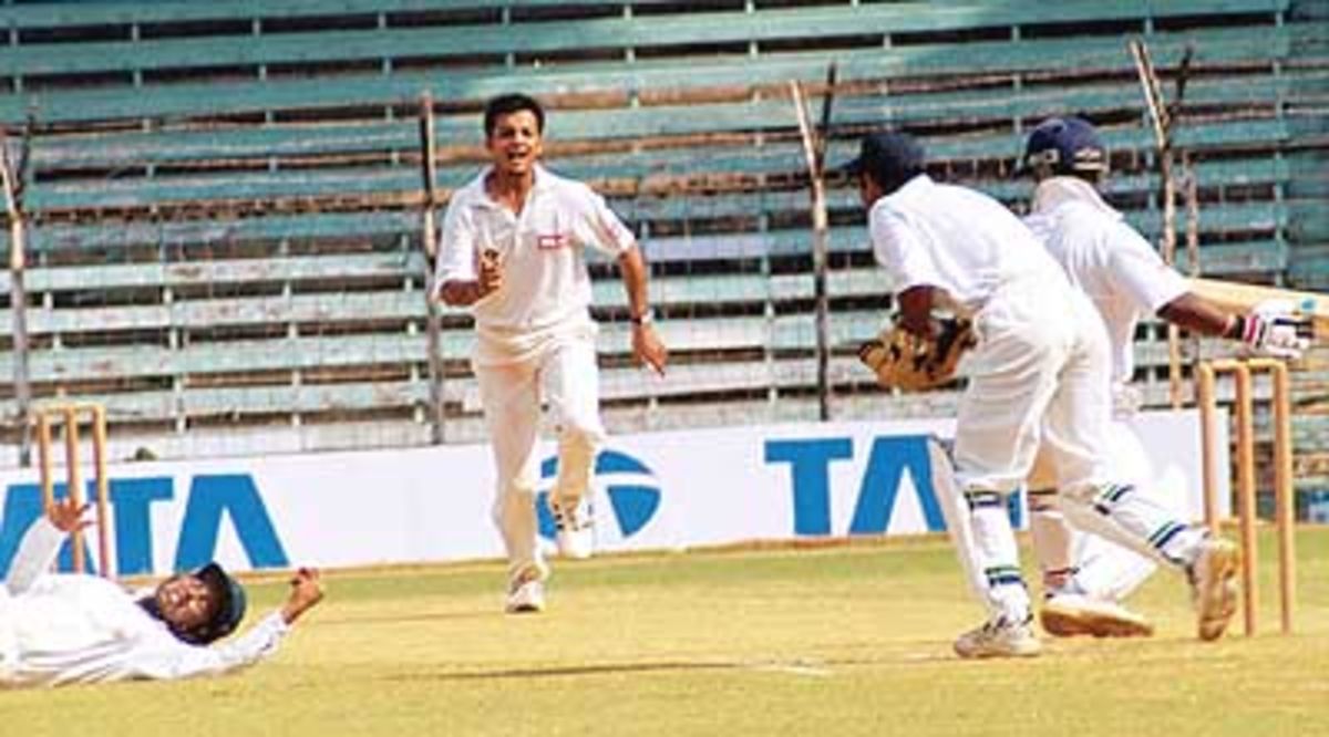 Rest of India captain VVS Laxman congratulates Murali Kartik on fall of ...