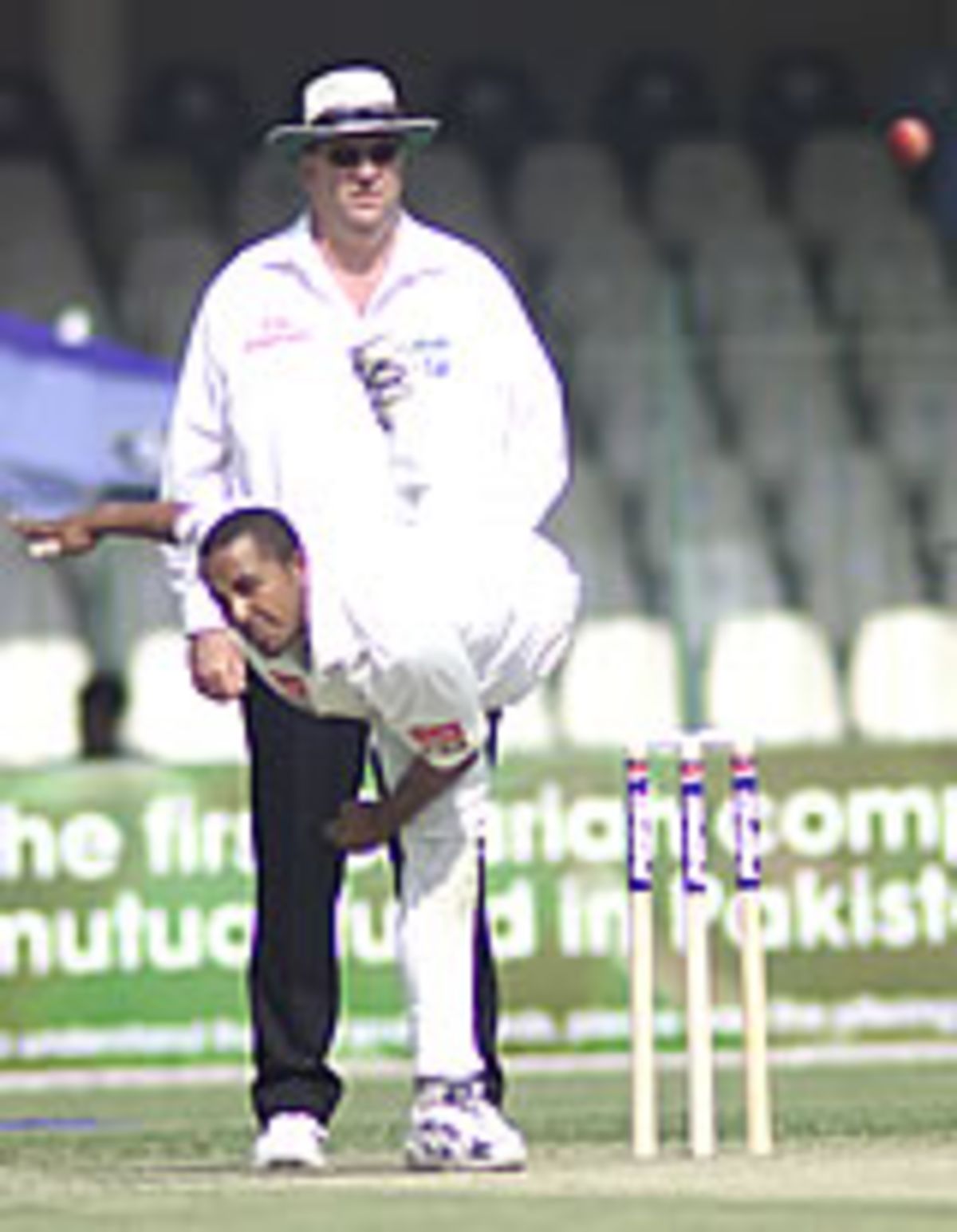 Umpire Darrell Hair stands tall as Paul Adams bowls | ESPNcricinfo.com