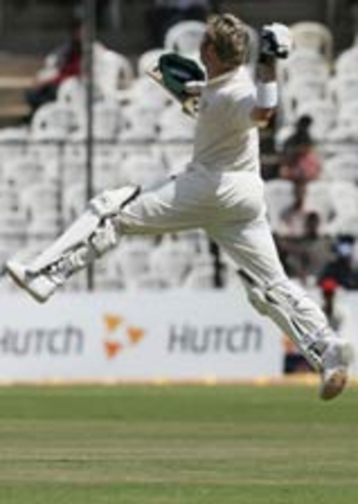 Michael Clarke kisses the baggy green after scoring a century on Test ...