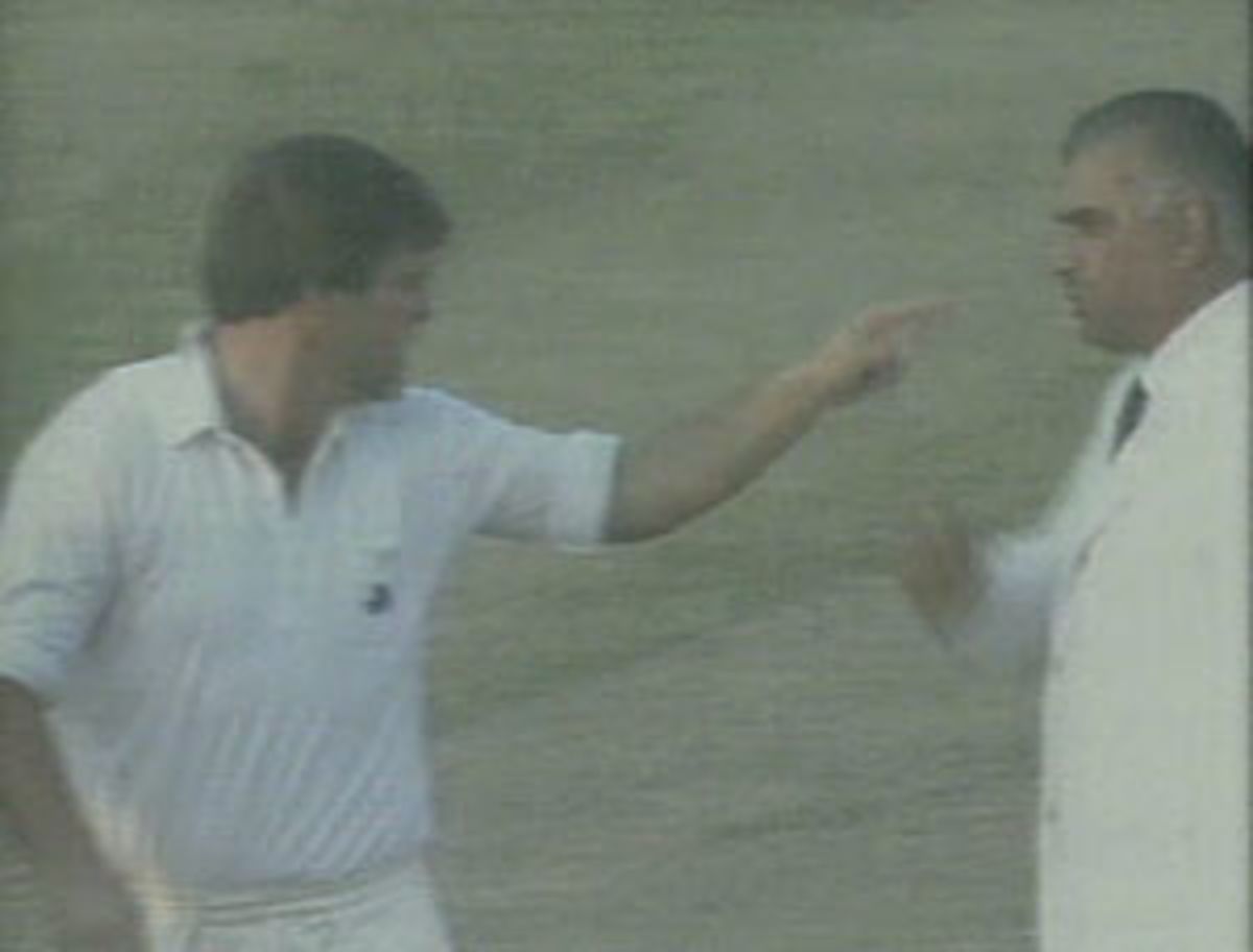 Mike Gatting argues with Shakoor Rana (Pt 2) | ESPNcricinfo.com