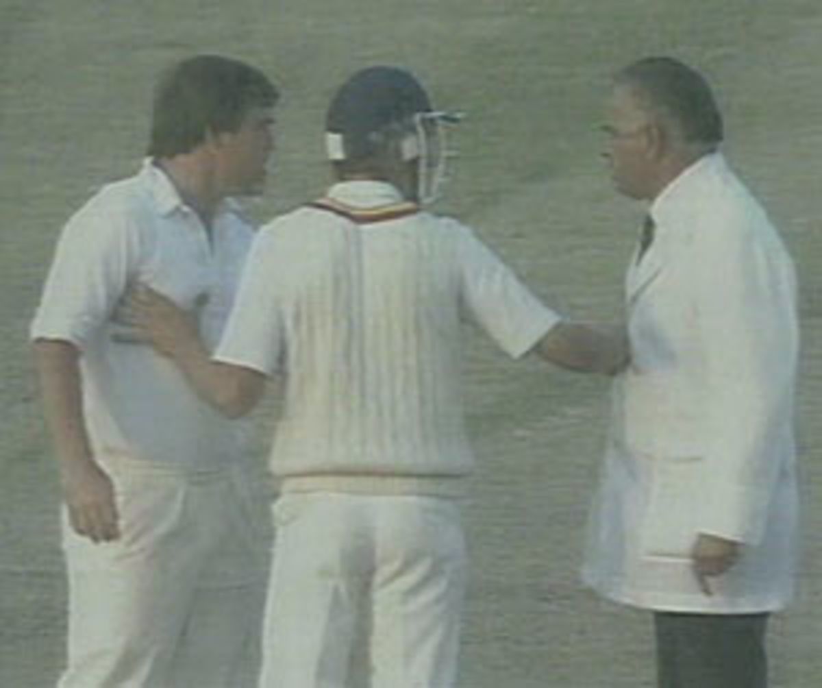 Mike Gatting argues with Shakoor Rana (Pt 2) | ESPNcricinfo.com