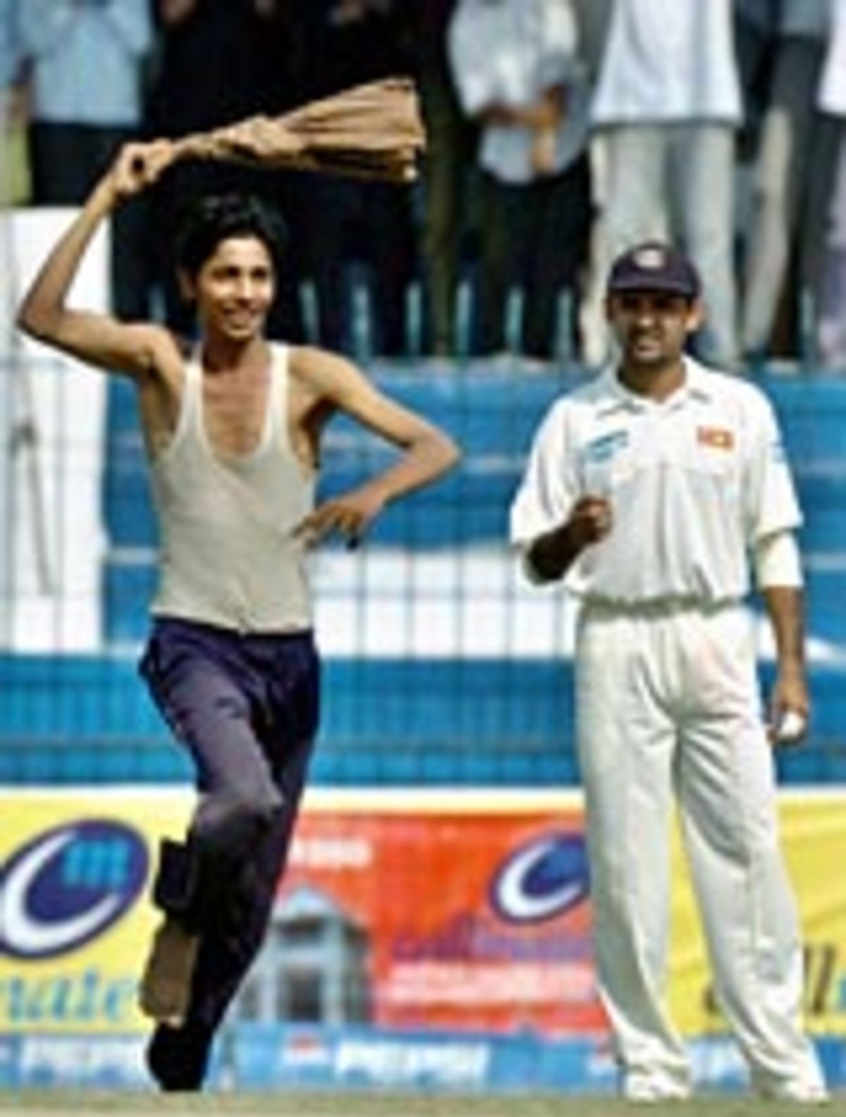 A spectator breaches security | ESPNcricinfo.com