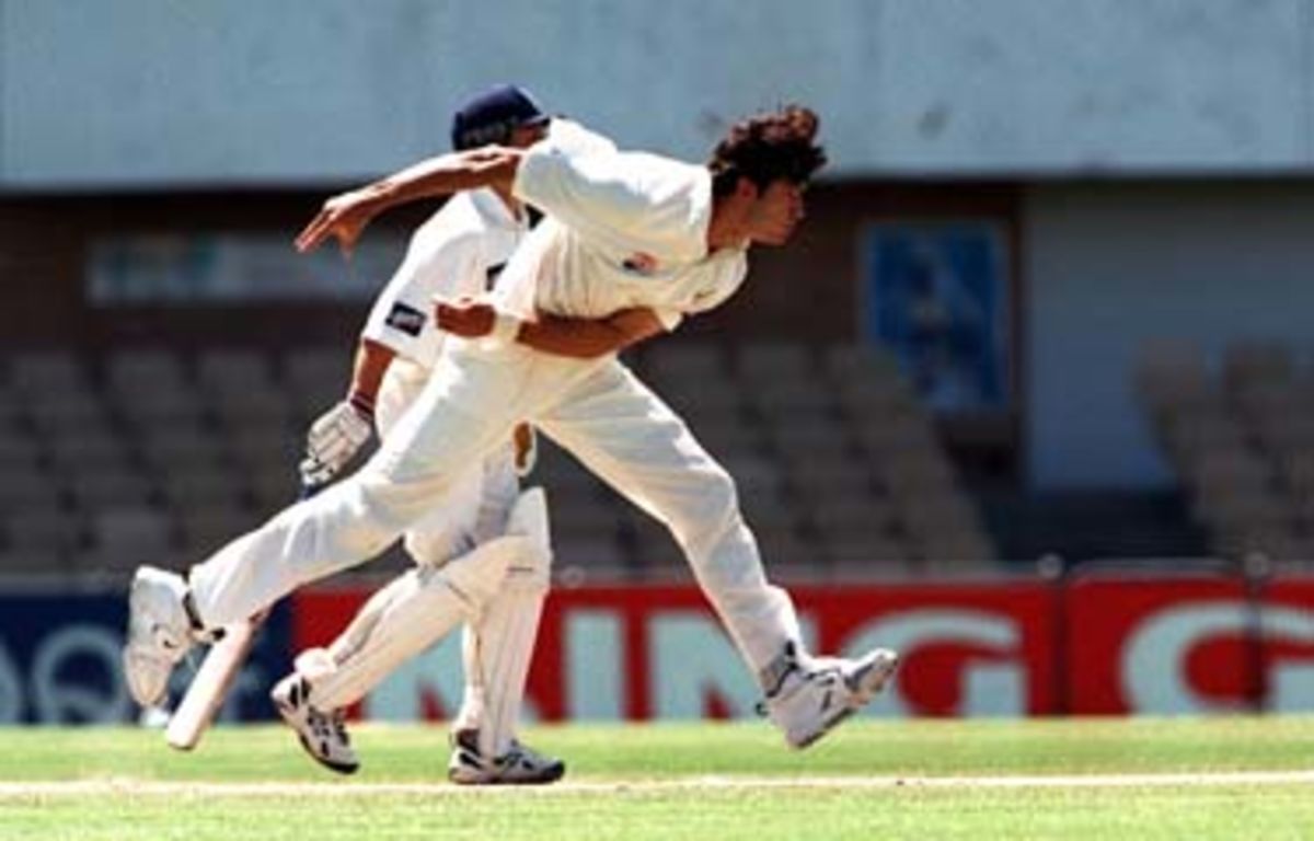 Brendon Julian bowls | ESPNcricinfo.com Brendon Julian bowls | ESPNcricinfo.com