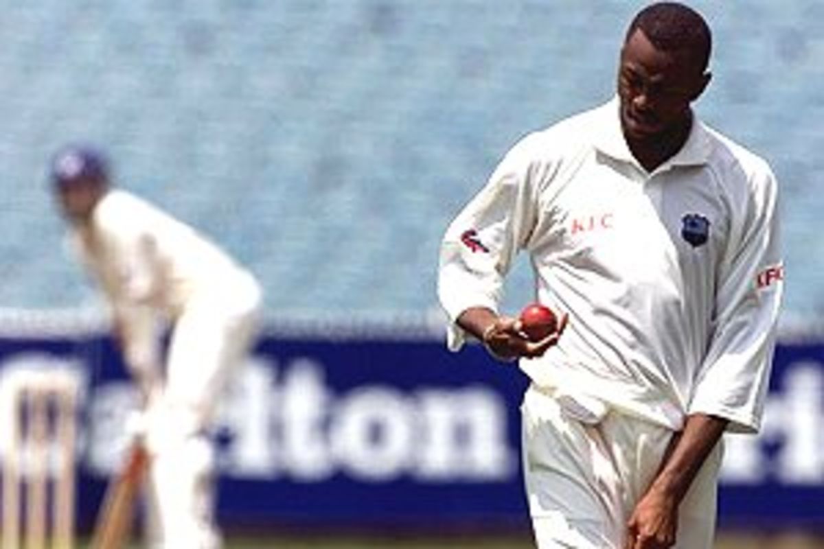 Walsh prepares to bowl against Victoria | ESPNcricinfo.com