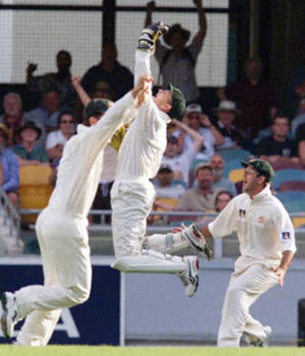 Ponting hugs Gilchrist after dismissing Lara | ESPNcricinfo.com