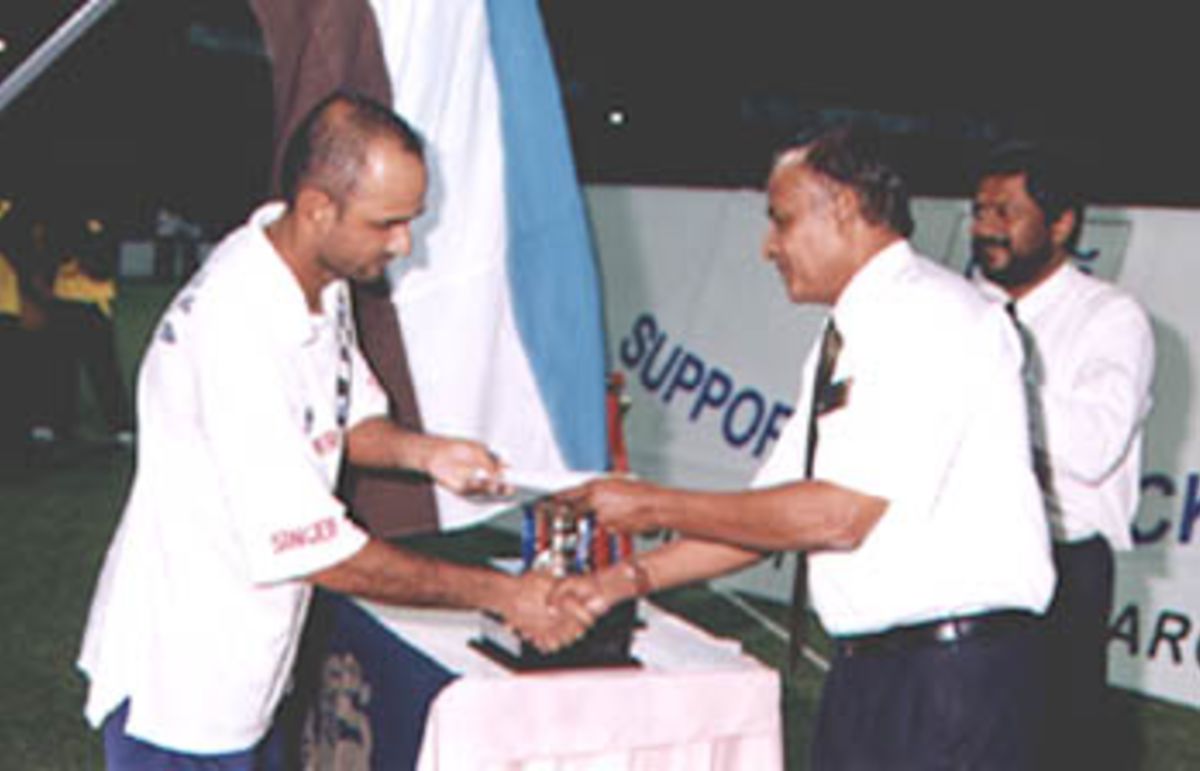 Marvan Attapattu recieves man of match award from BCCSL Chief Executive ...
