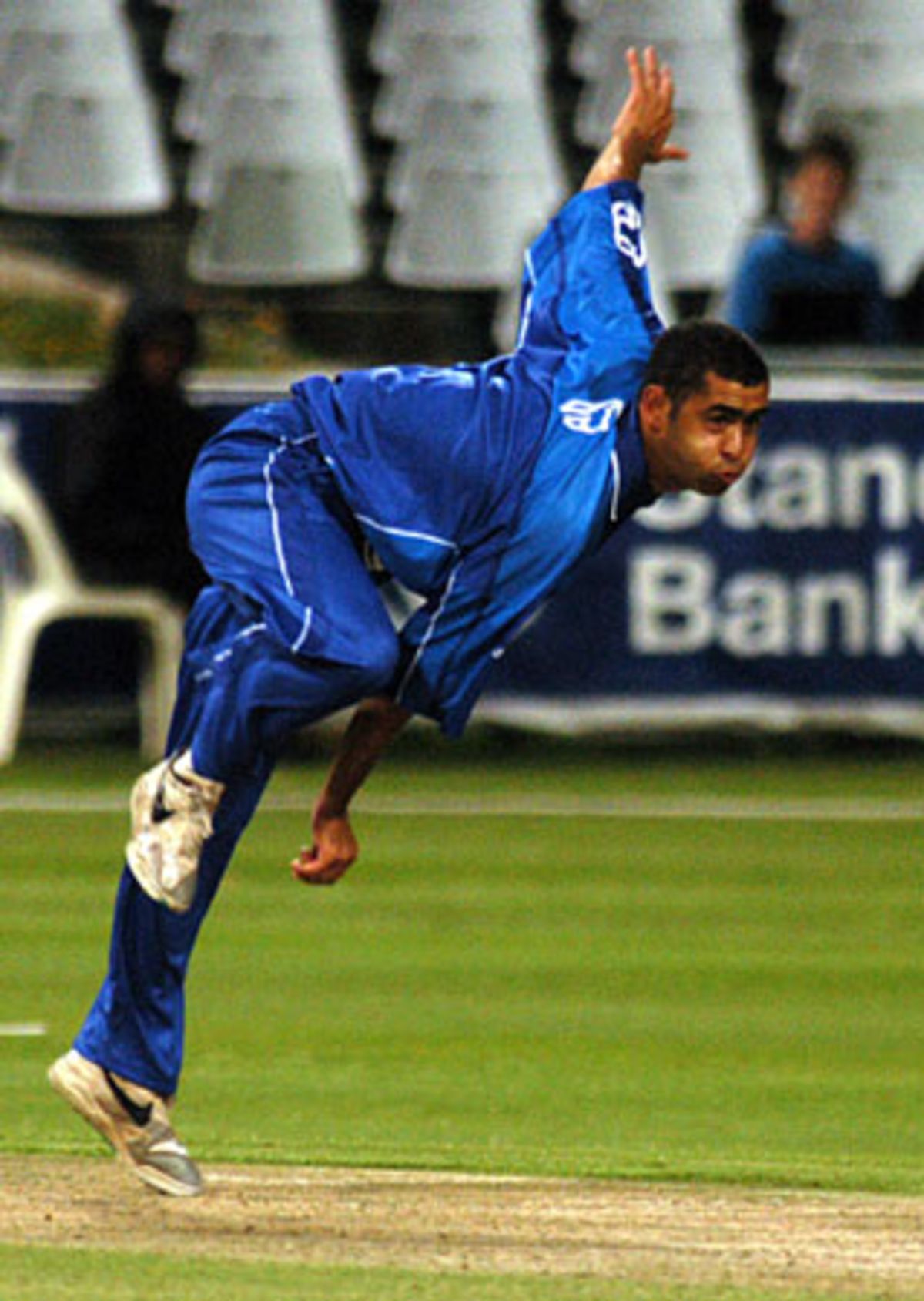 Marc de Stadler in his delivery stride against the visiting Vipers ...