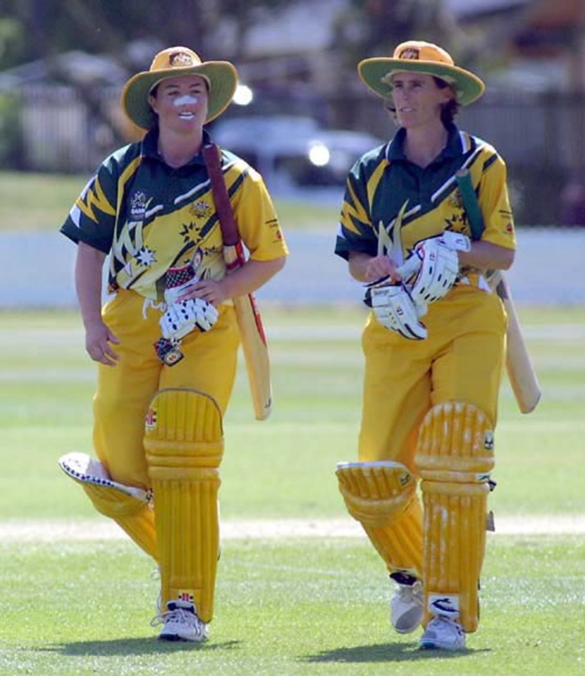 Zoe Goss & Australian players congratulate Karen Rolton | ESPNcricinfo.com