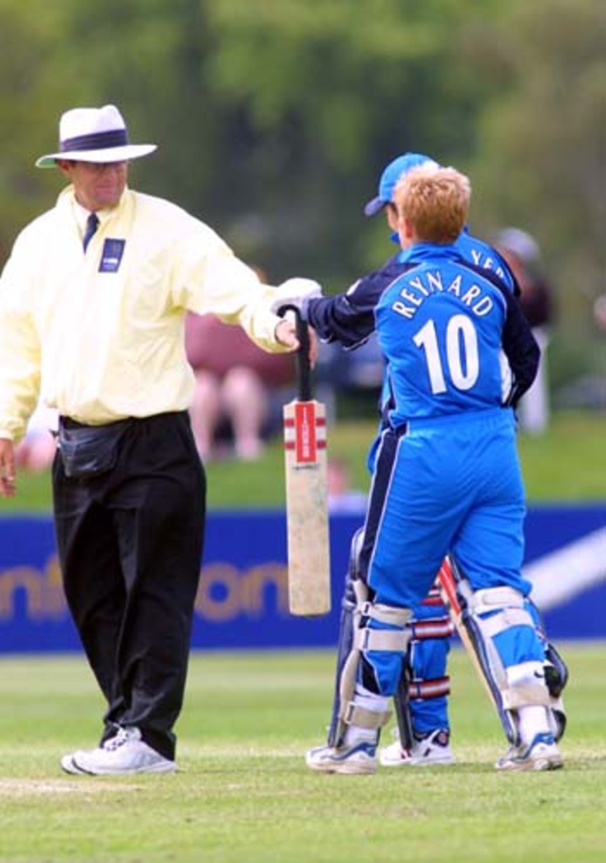 New Zealand umpire Dave Quested hands back Melissa Reynards bat ...