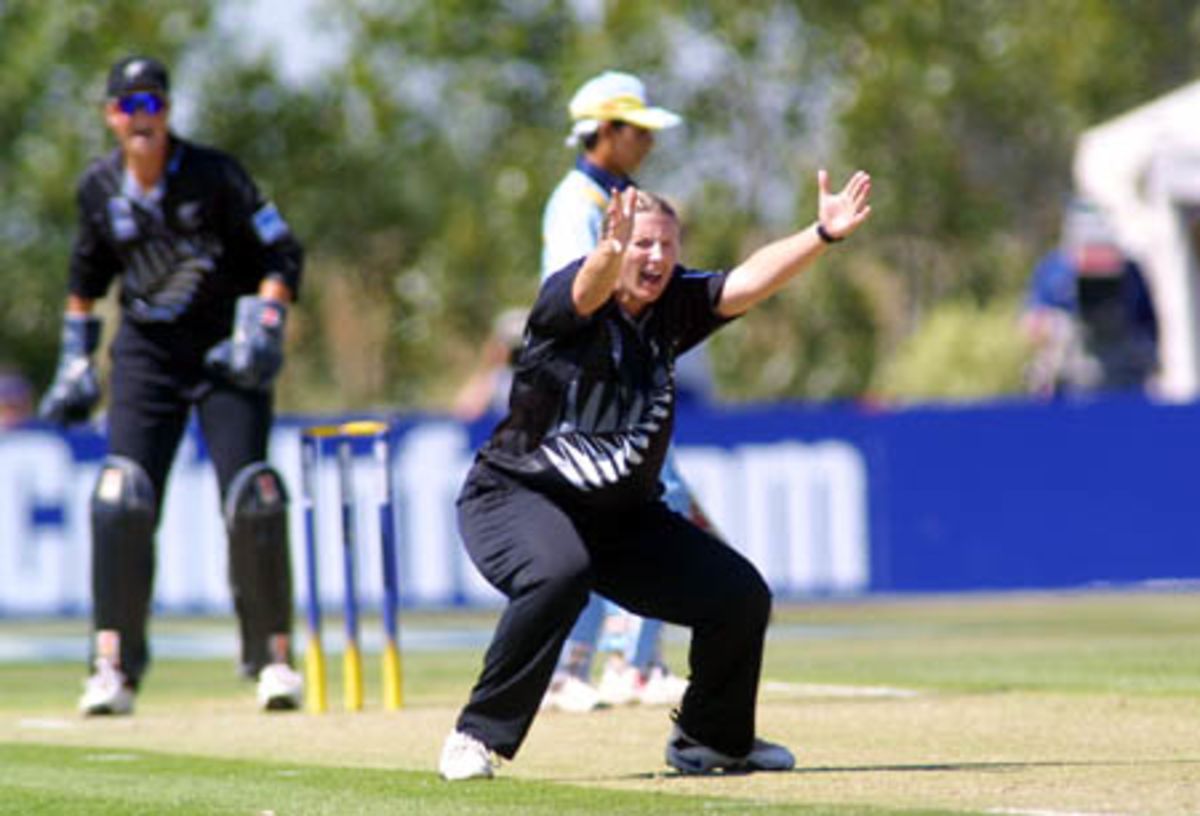 White Fern Rachel Pullar bowling to India's Purnima Rau | ESPNcricinfo.com