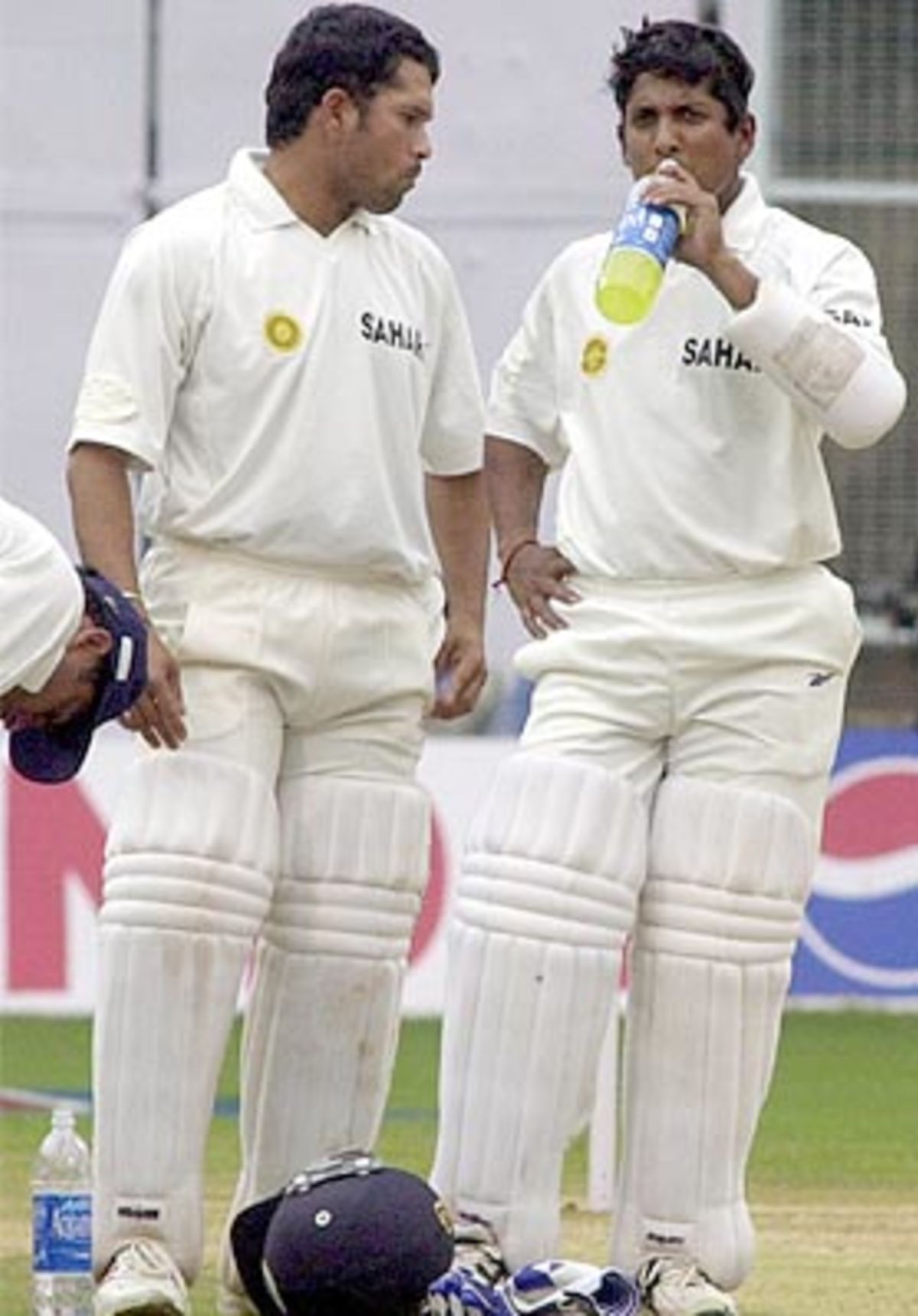 Shiv Sunder Das and Sachin Tendulkar catch a drinks break on Day Two of ...