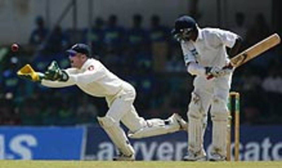 Sanath Jayasuriya is stuck on the helmet | ESPNcricinfo.com