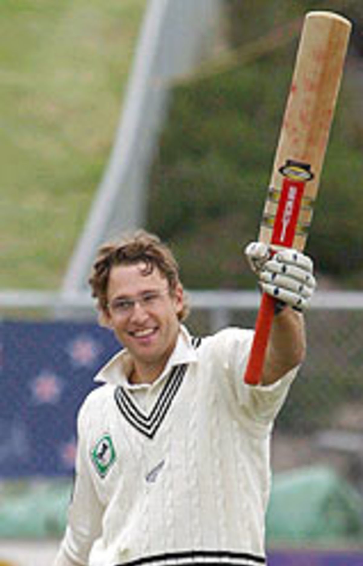 Daniel Vettori acknowledges the applause for his first Test century ...