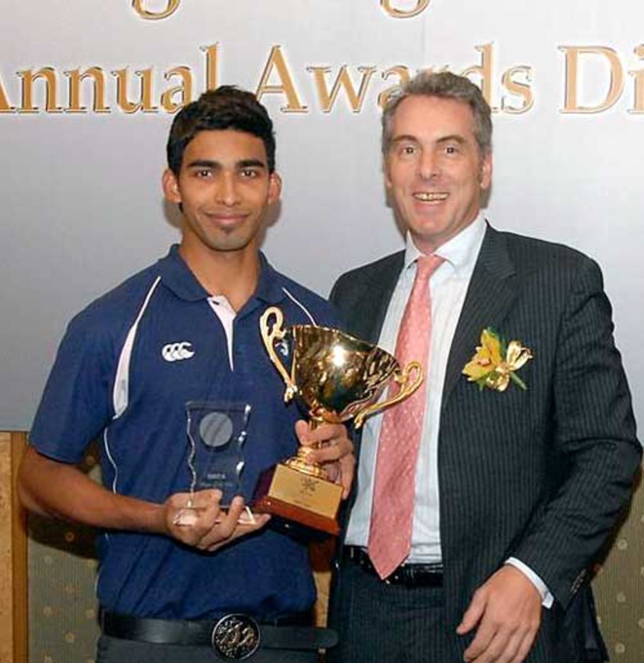 Irfan Ahmed receives the Hong Kong Cricketer of the Year Award for 2008 ...