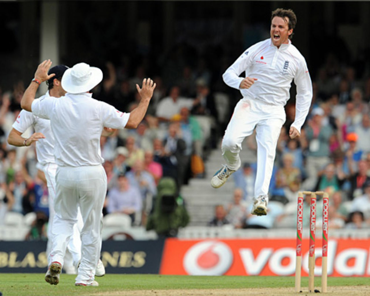 Stuart Broad applauds an appreciative crowd | ESPNcricinfo.com