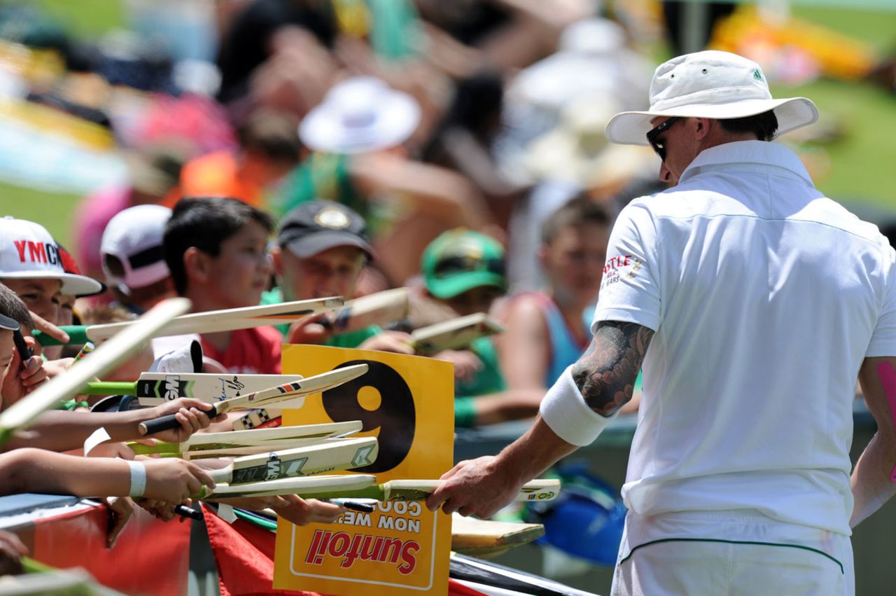 Dale Steyn indulges fans with autographs | ESPNcricinfo.com