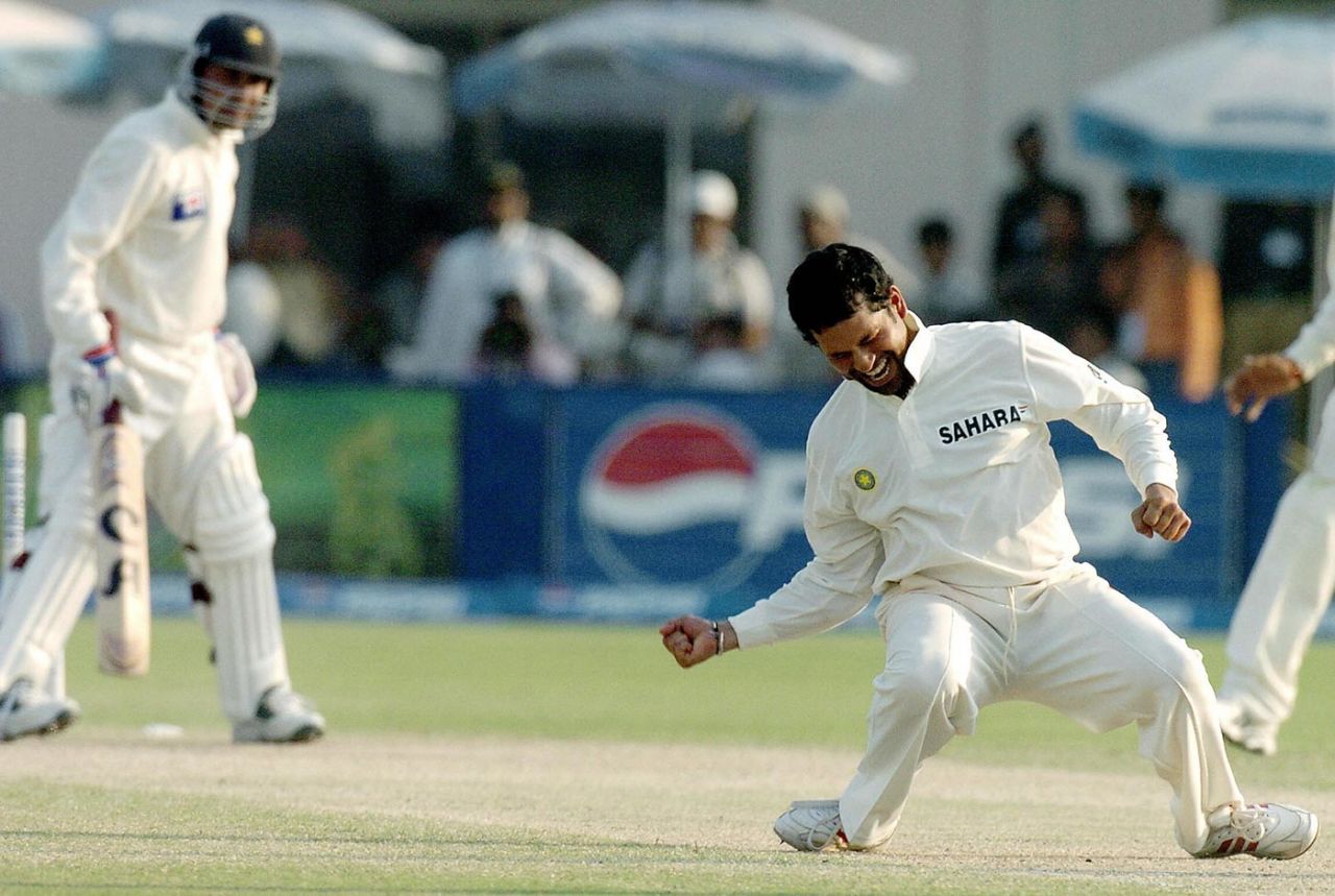 Spectators pack the stands | ESPNcricinfo.com