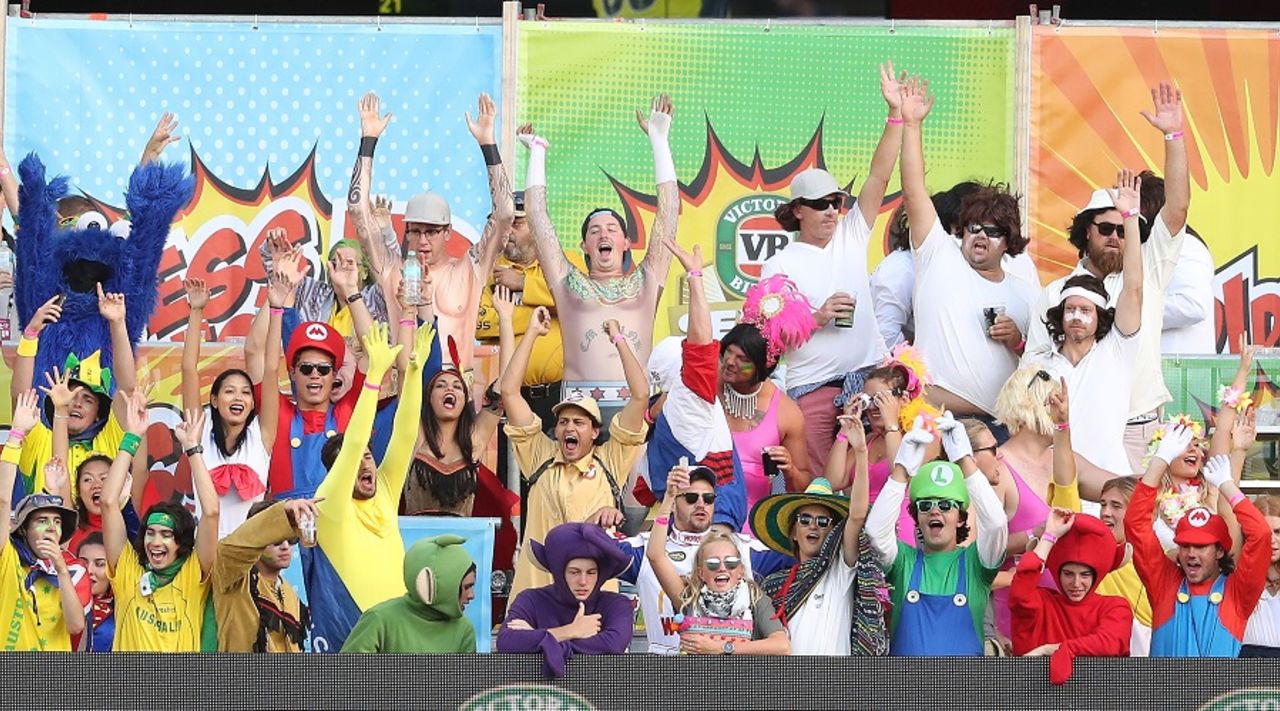 A bunch of fans try to do the Mexican wave | ESPNcricinfo.com