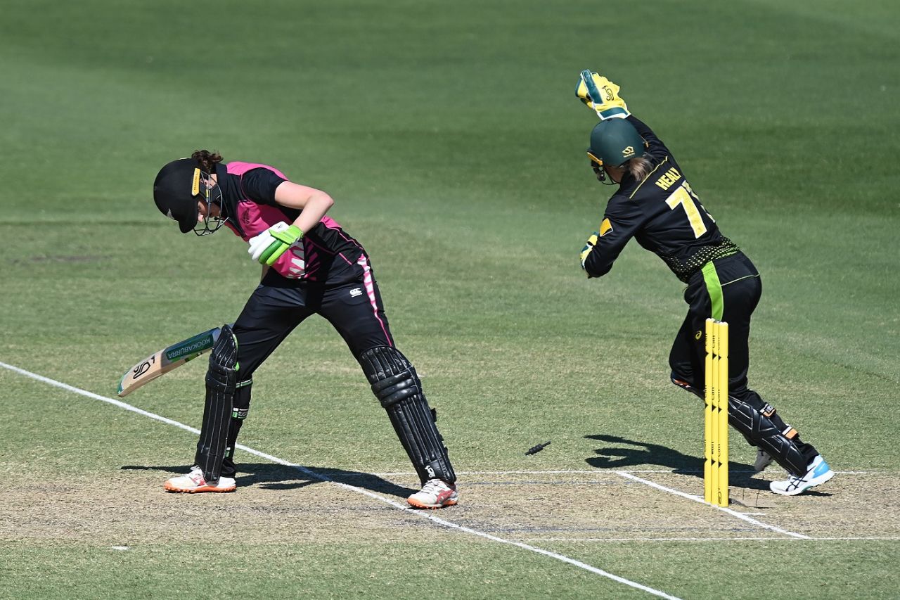 Third umpire took a long time before giving Amy Satterthwaite out ...