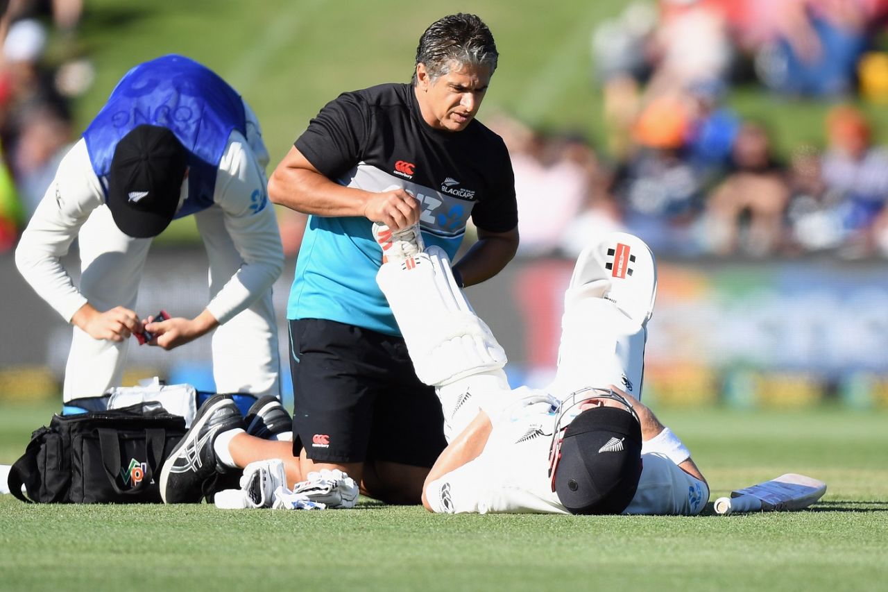 Henry Nicholls gets a bit of medical attention | ESPNcricinfo.com