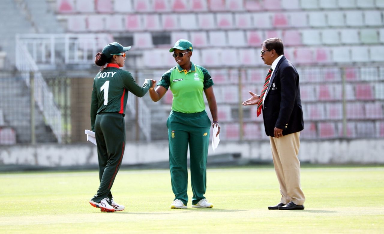 Michaela Andrews celebrates a wicket with her team-mates | ESPNcricinfo.com