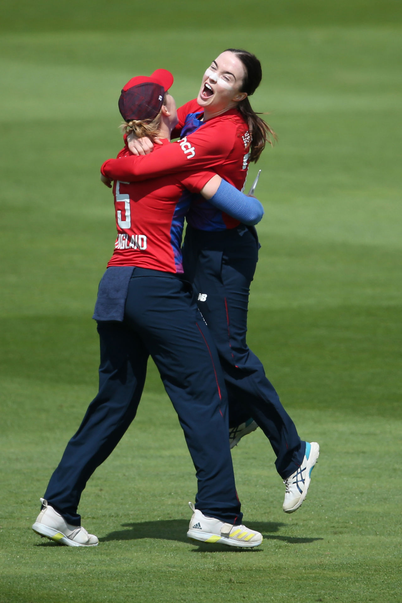 Mady Villiers gets a hug from her captain | ESPNcricinfo.com