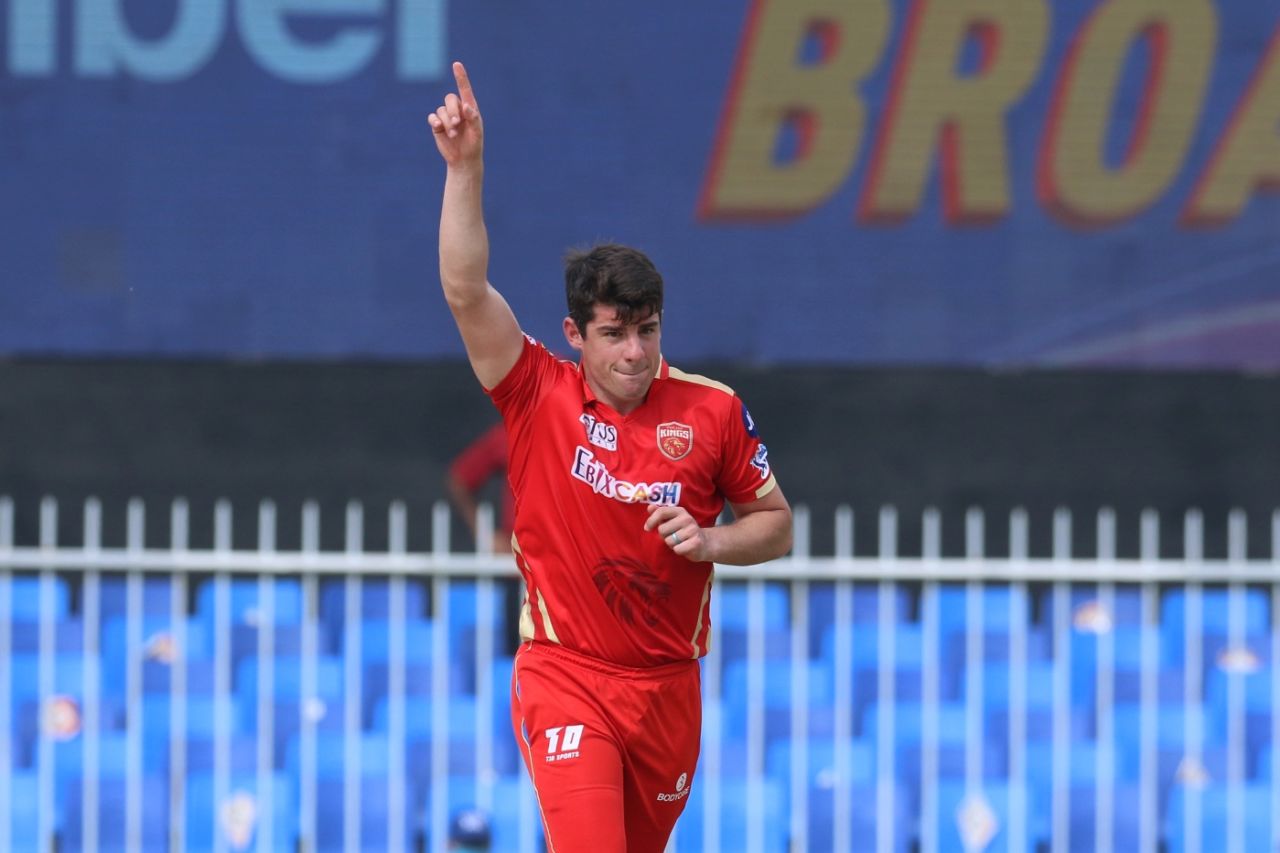 Moises Henriques and his team-mates celebrate the wicket of Virat Kohli ...