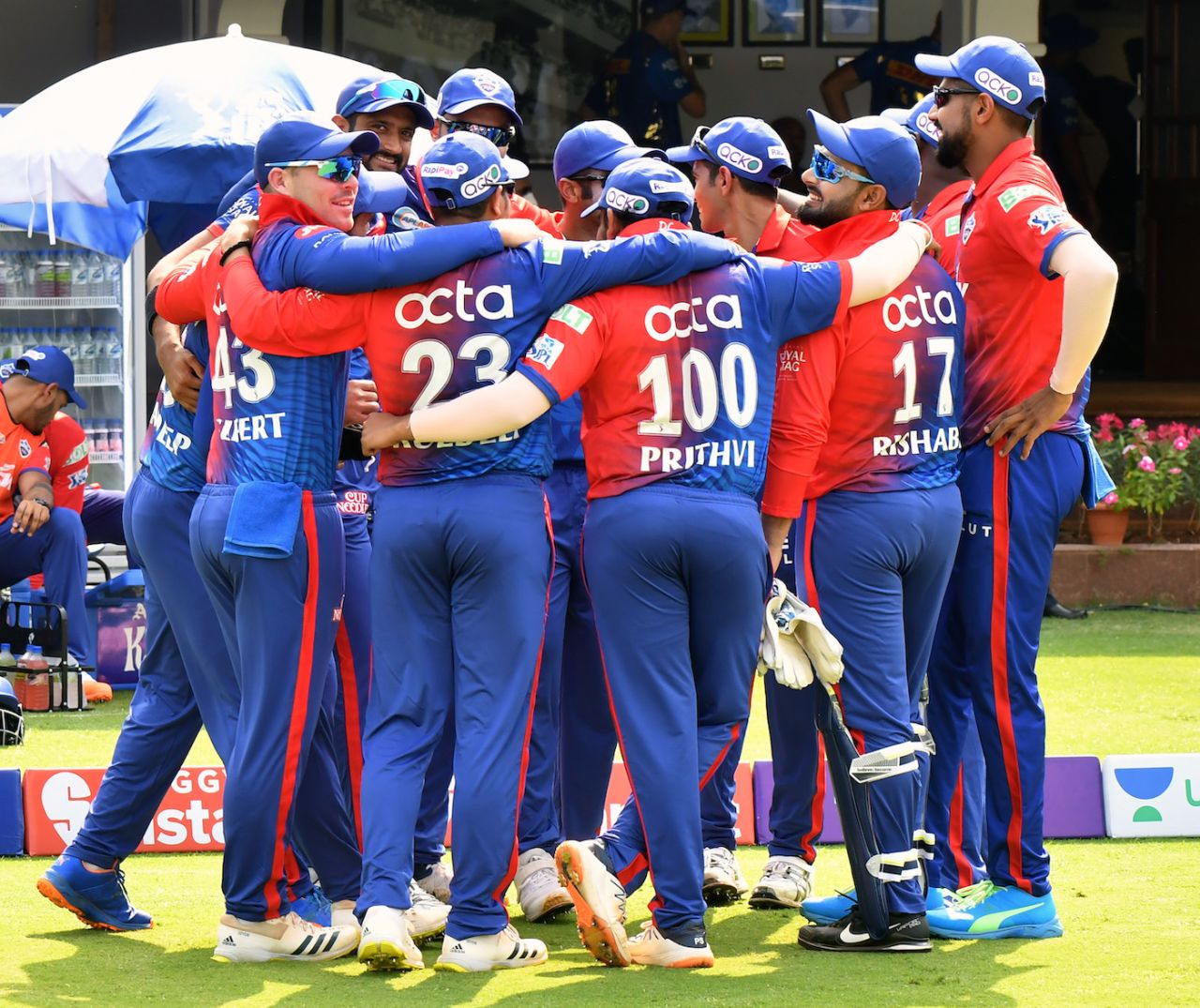 Delhi Capitals players huddle before entering the field | ESPNcricinfo.com