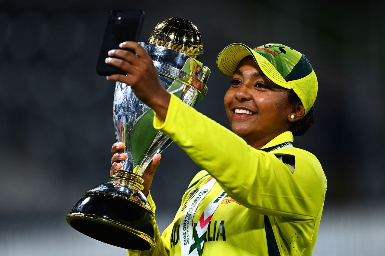 Alana King takes a selfie with the World Cup | ESPNcricinfo.com