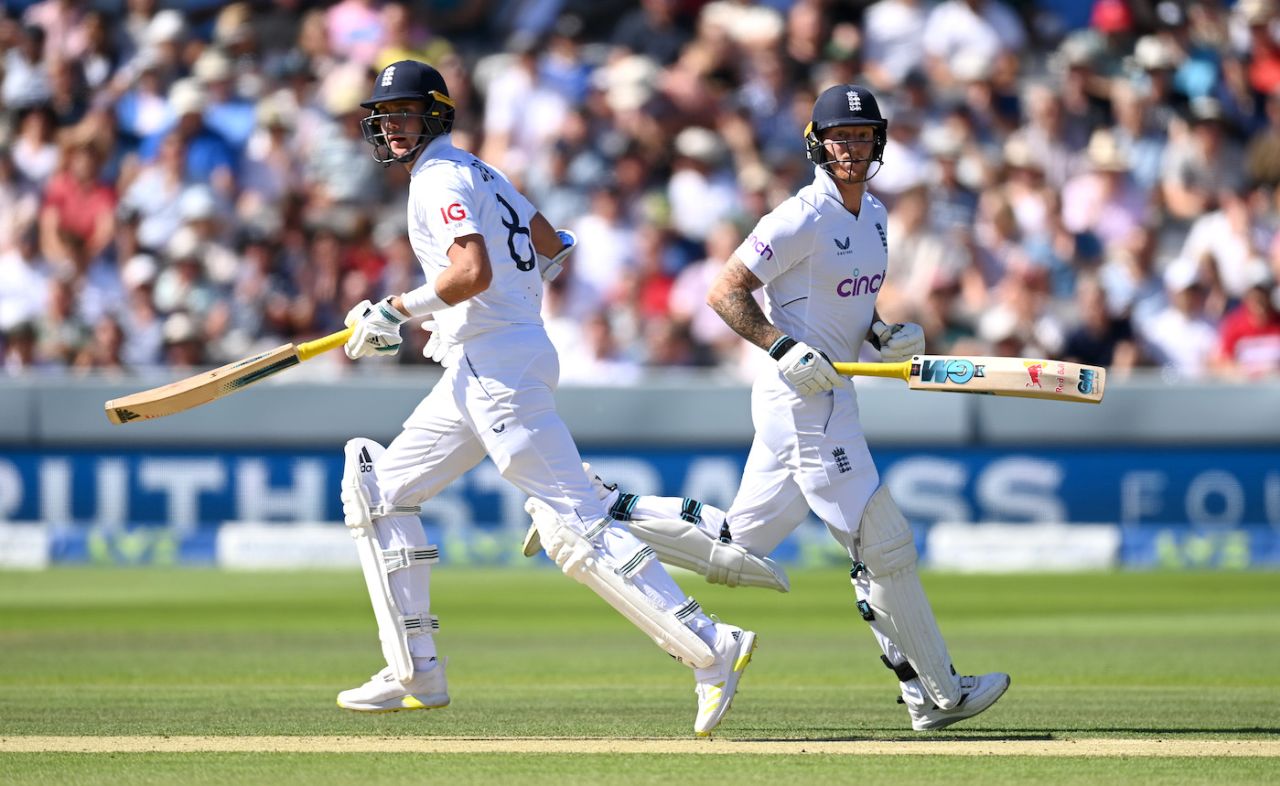 Stuart Broad and Ben Stokes cross while running | ESPNcricinfo.com