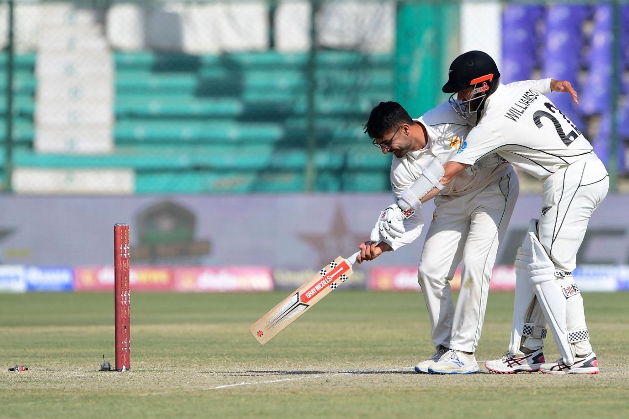Nic Maddinson and Moises Henriques at the bat flip | ESPNcricinfo.com