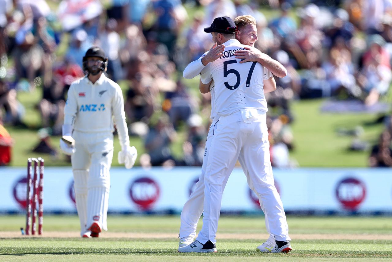 Ben Stokes celebrates with a hug from Ollie Robinson | ESPNcricinfo.com